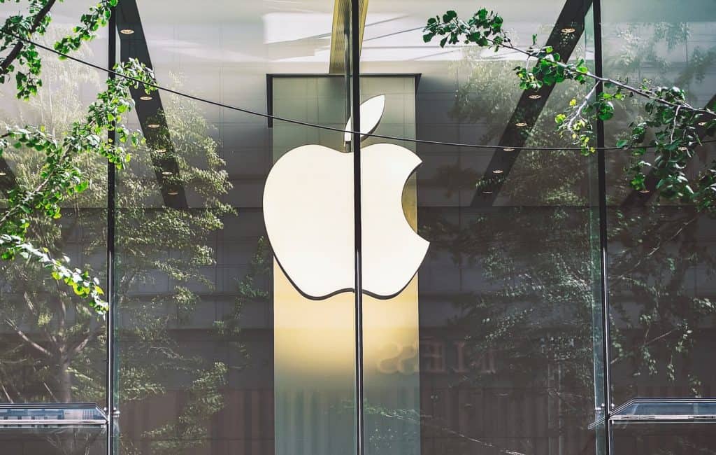 Why Does Apple Suck? (11 Revealing Reasons Why)