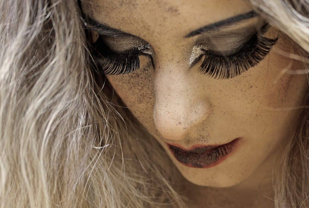 9 Reasons Why Women Wear Fake Eyelashes